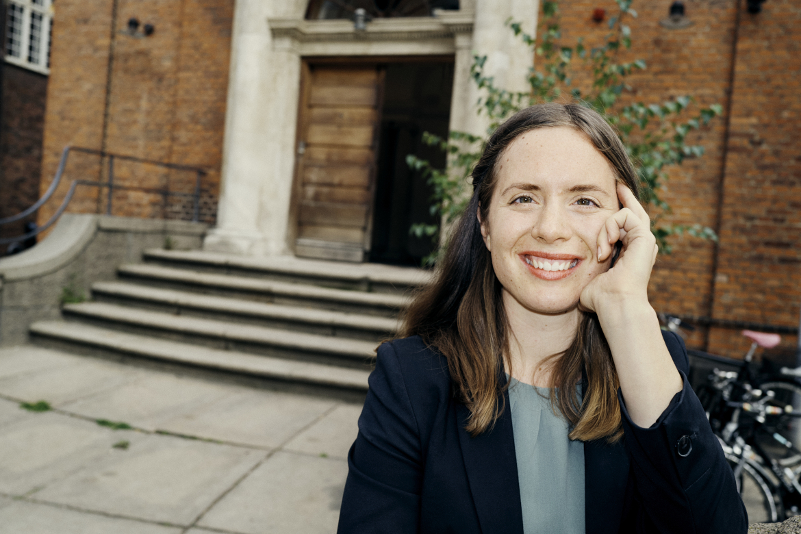 Maria Flora drak gravøl for sin store drøm. Men så ringede telefonen ...