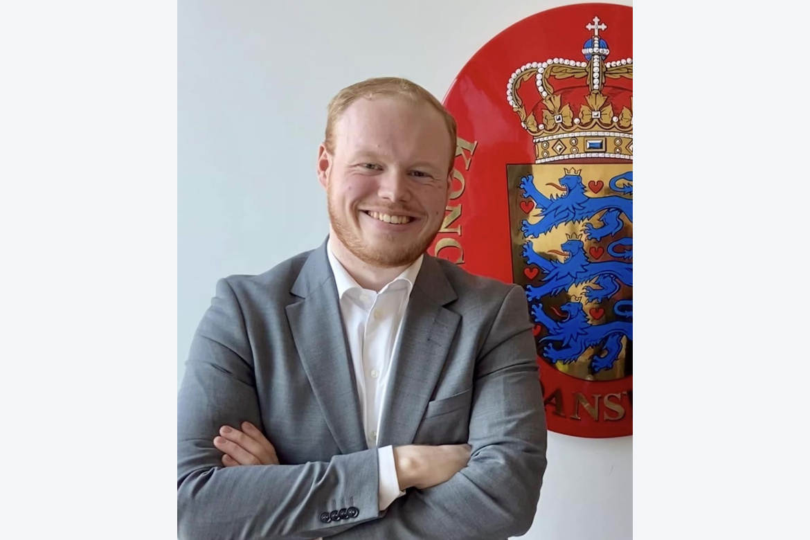 Mathias er i lære som diplomat i Israel | Djøfbladet