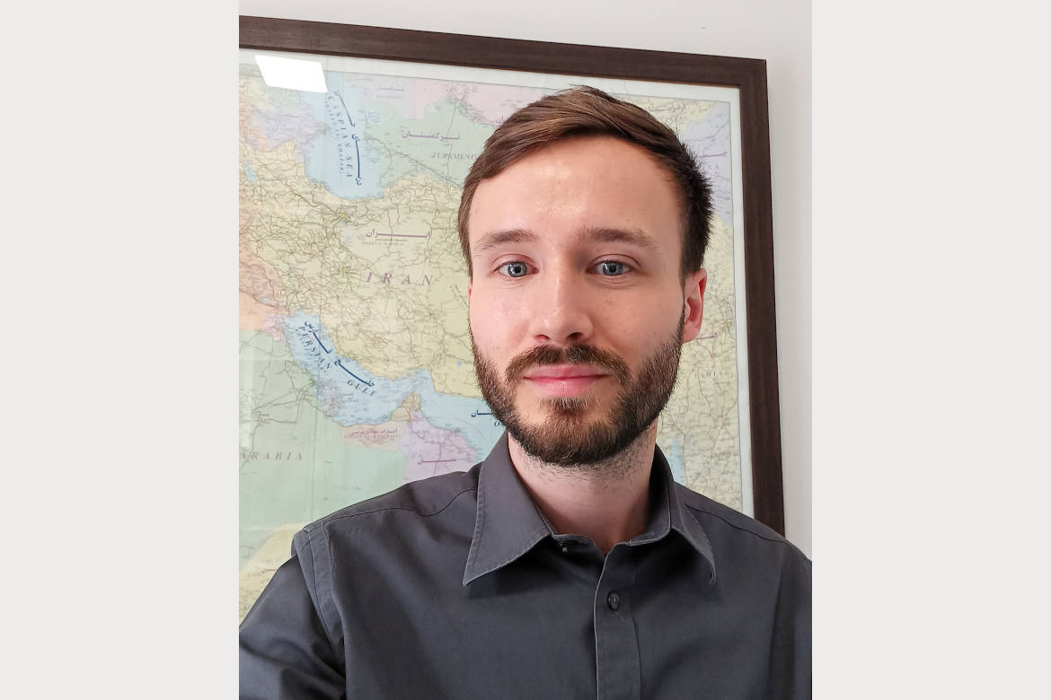 Johan er praktikant ”et af de mest komplekse steder i verden” | Djøfbladet