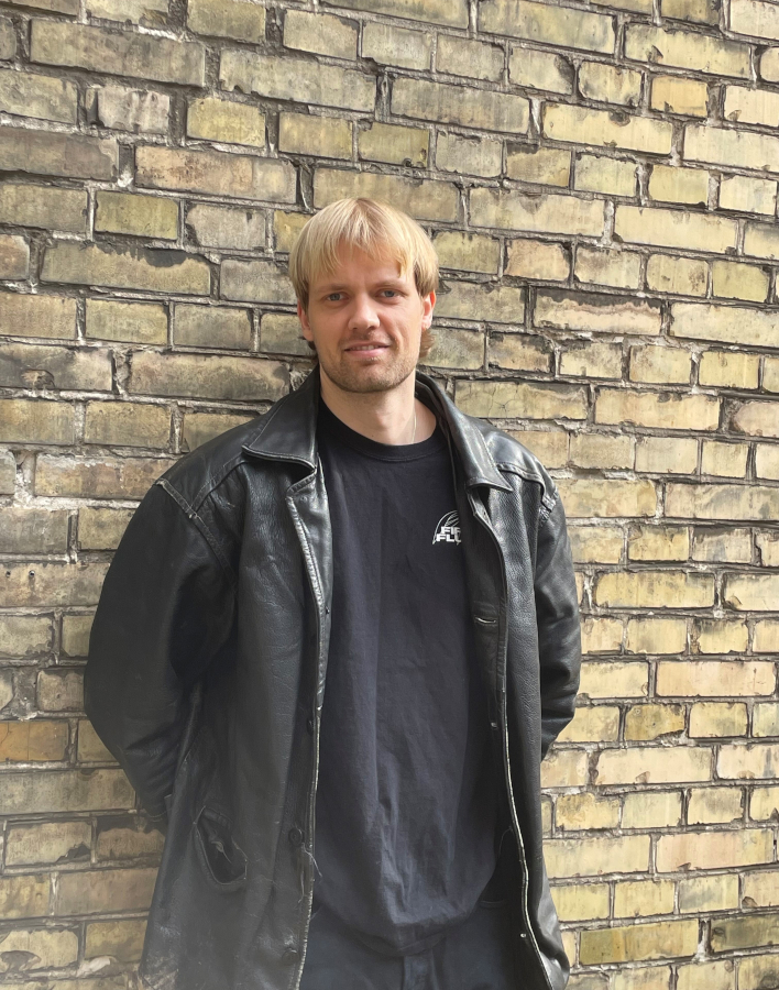 Emil driver et forlag ved siden af sit fuldtidsjob | Djøfbladet