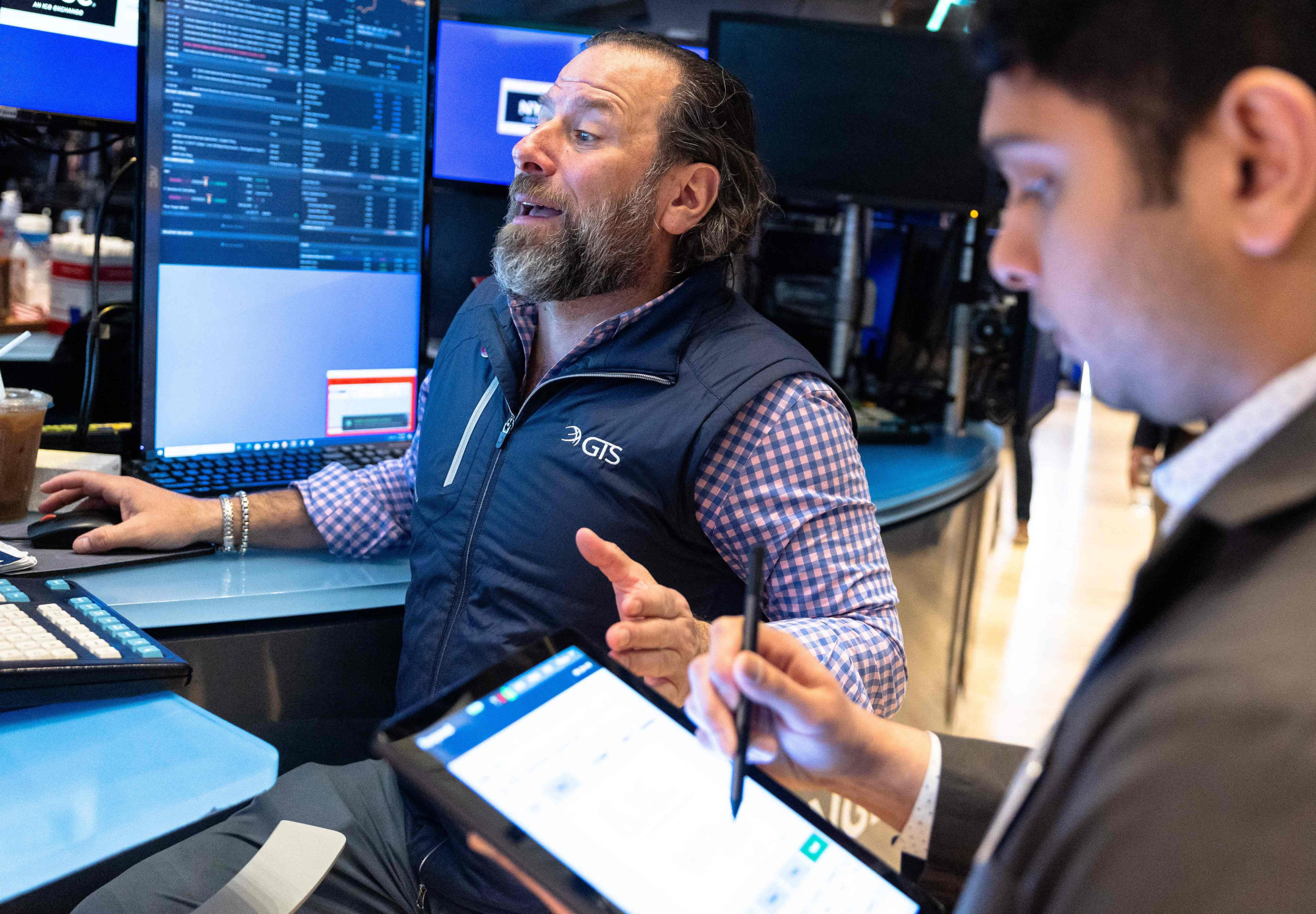 Dynevesten er trendy på kontorerne. Forklaringen begynder helt tilbage ...