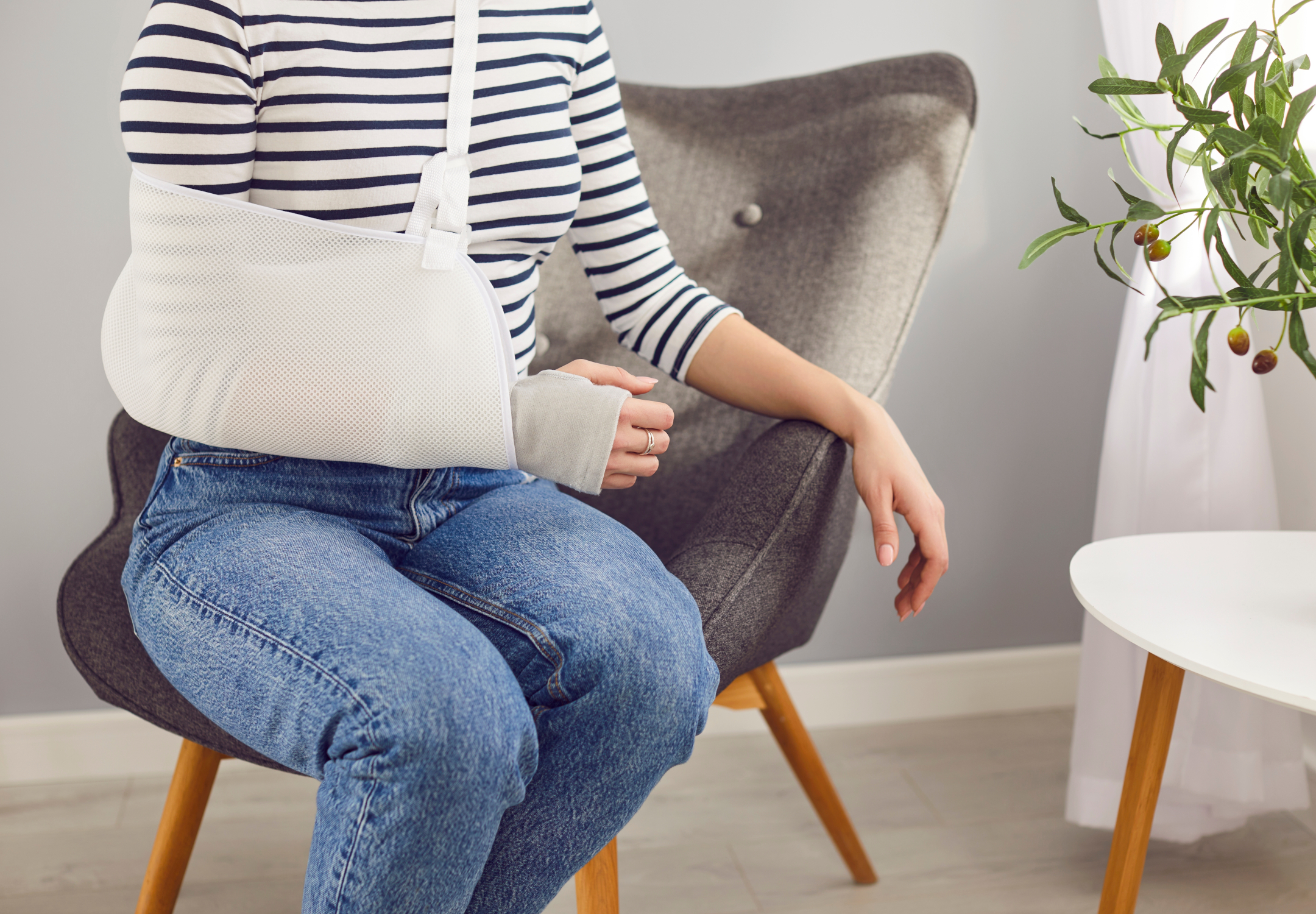 Fald over kasse i hjemmet var en arbejdsskade | Djøfbladet